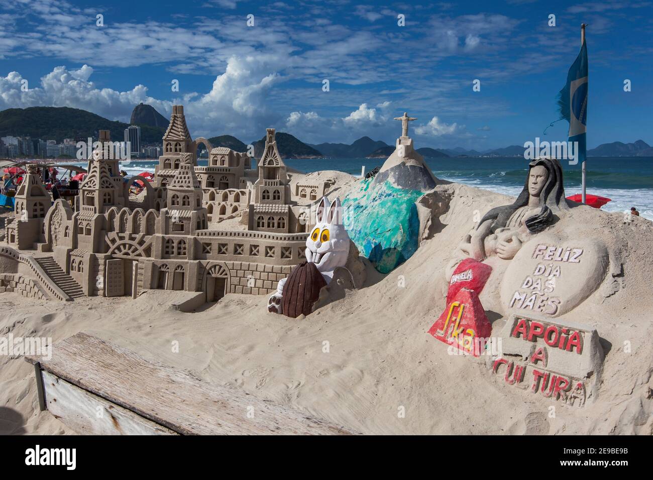 Sandburgen bauen -Fotos und -Bildmaterial in hoher Auflösung – Alamy