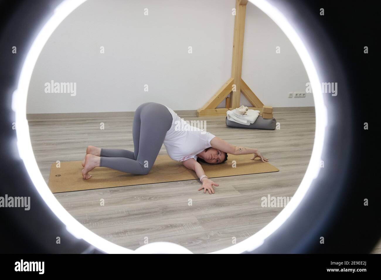 04. Februar 2021, Thüringen, Saalfeld: Trainerin Claudia Uthke zeigt im ...