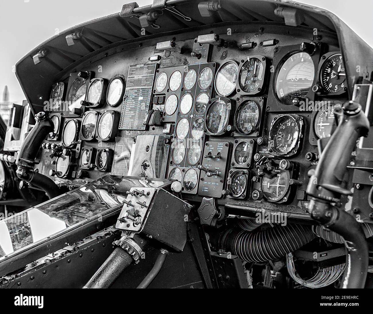Alte flugzeug cockpit instrumente -Fotos und -Bildmaterial in hoher ...