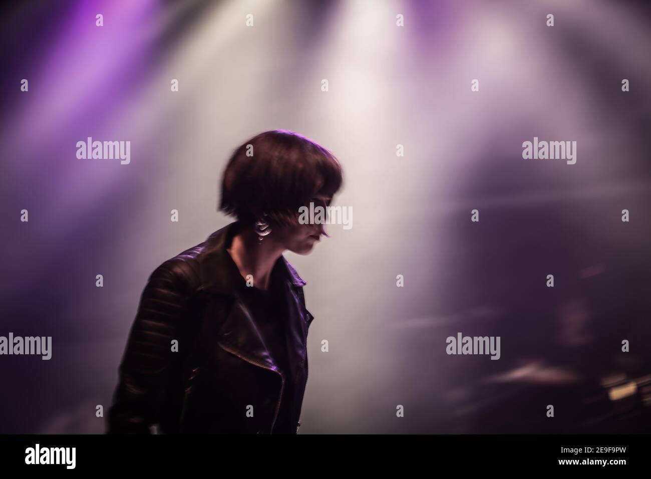 Hayley Mary von den Jezabels spielt live auf der Bühne Der Shepherds ...