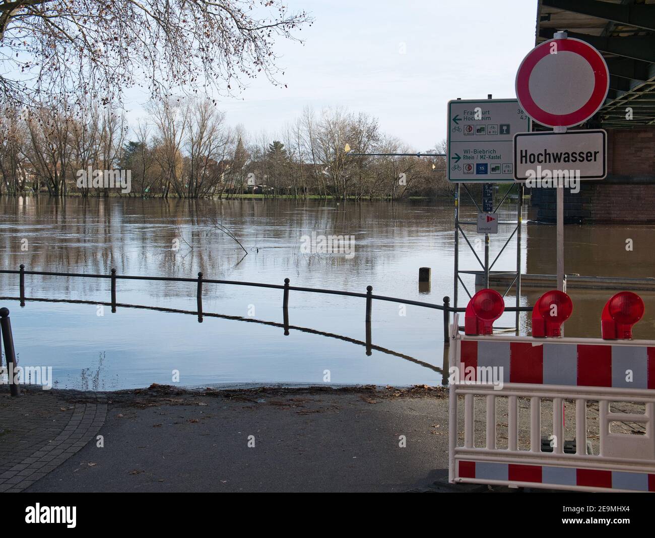Flood warning sign -Fotos und -Bildmaterial in hoher Auflösung - Seite ...