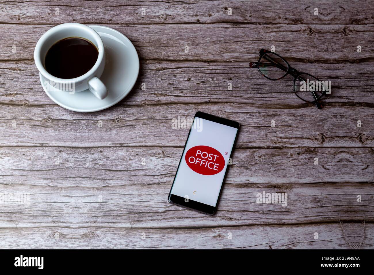 Ein Handy oder Handy auf einem Holz gelegt Tisch oder Schreibtisch mit ...