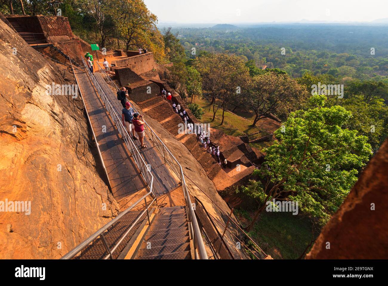 Treppen und Gehweg bergauf zu Lion's Rock in Sri Lanka Stockfotografie ...