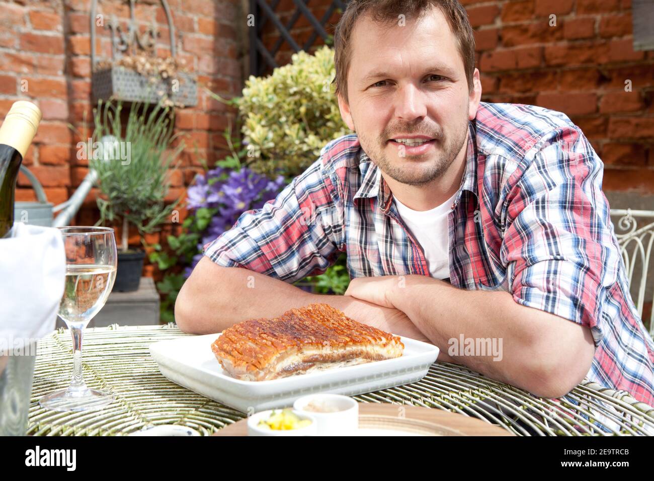 Jimmy doherty beim grillen -Fotos und -Bildmaterial in hoher Auflösung ...