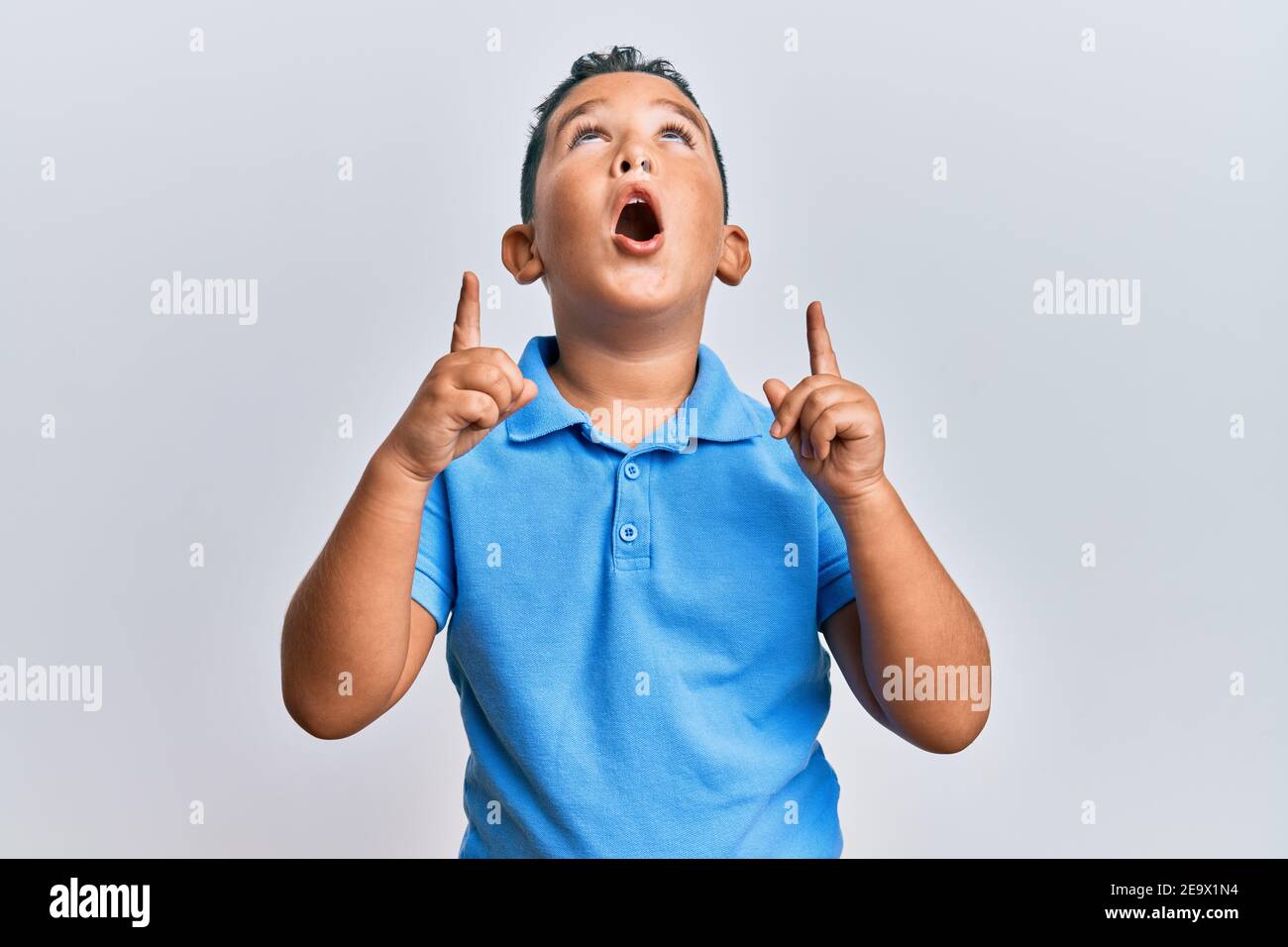 Kleiner Junge hispanischen Kind in legerer Kleidung erstaunt und ...