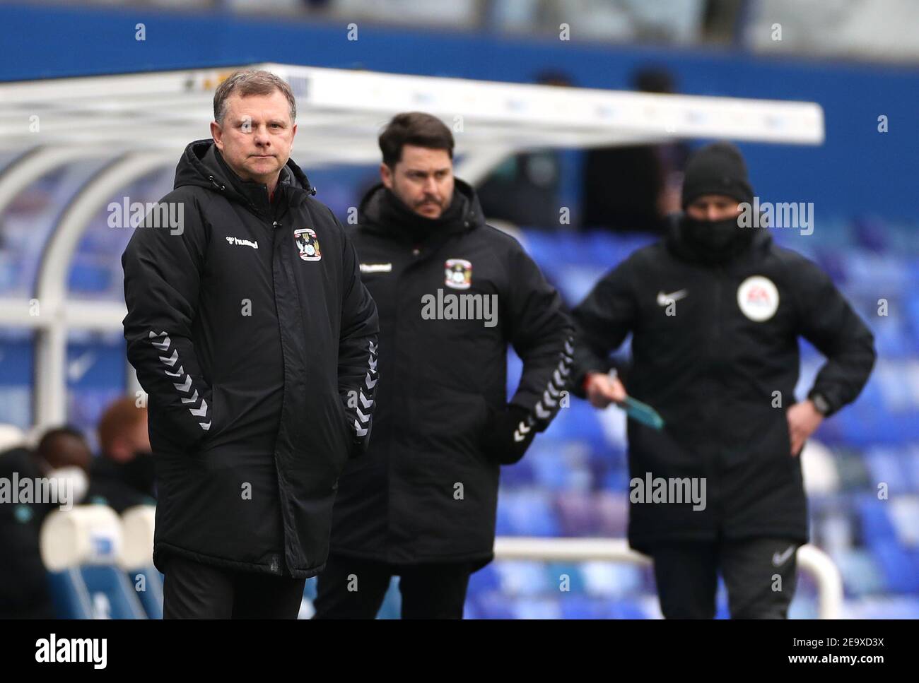 Coventry City-Manager Mark Robins (links) auf der Touchline während des ...