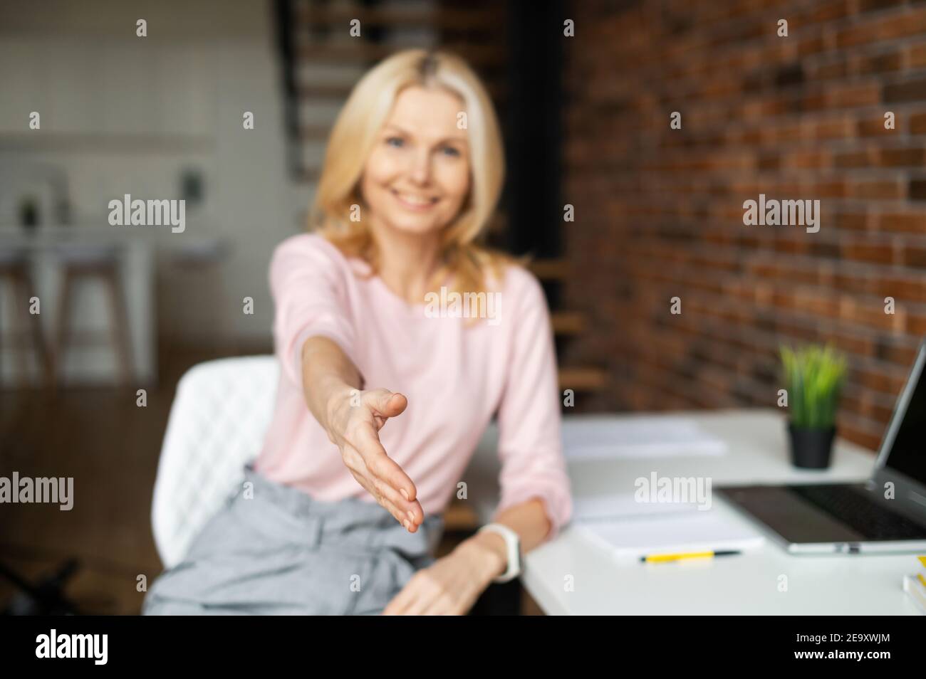 Hand greift nach einem schild Stockfotos und -bilder Kaufen - Alamy