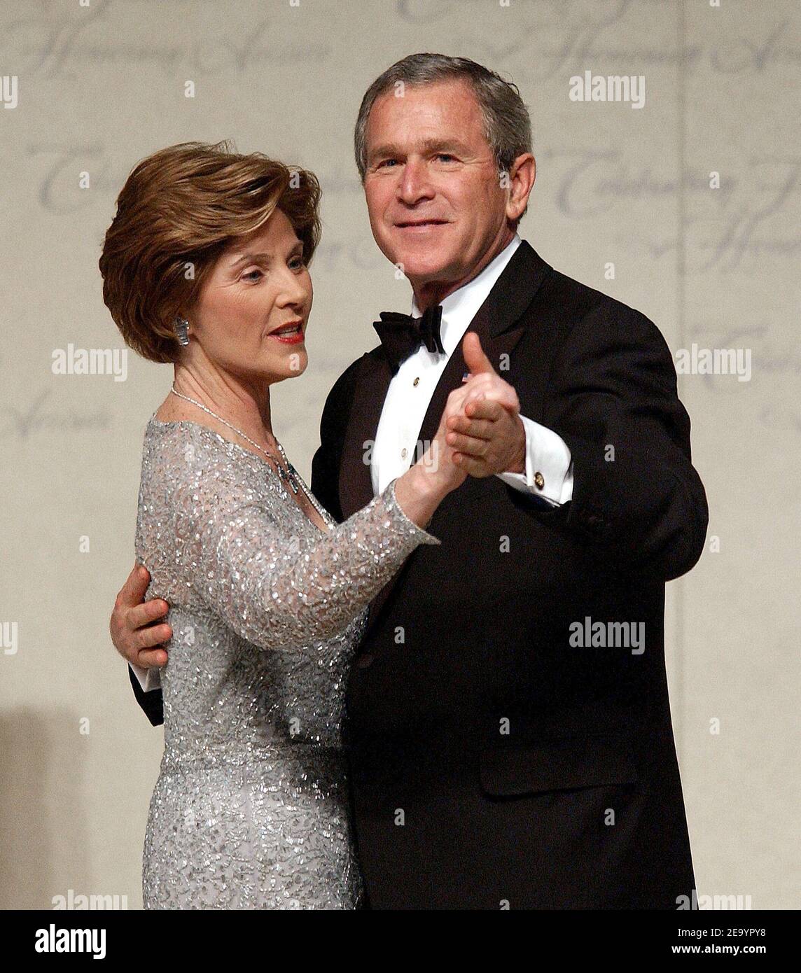 Präsident George W. Bush und First Lady Laura Bush begrüßen und ...
