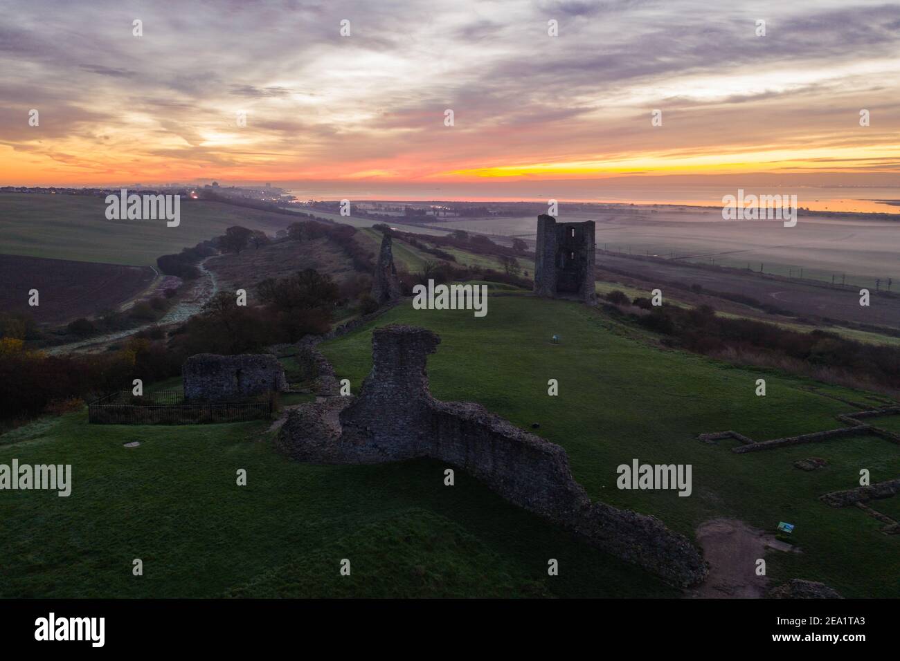 Luftaufnahme von Hadleigh Castle bei Sonnenaufgang in Benfleet Essex ...
