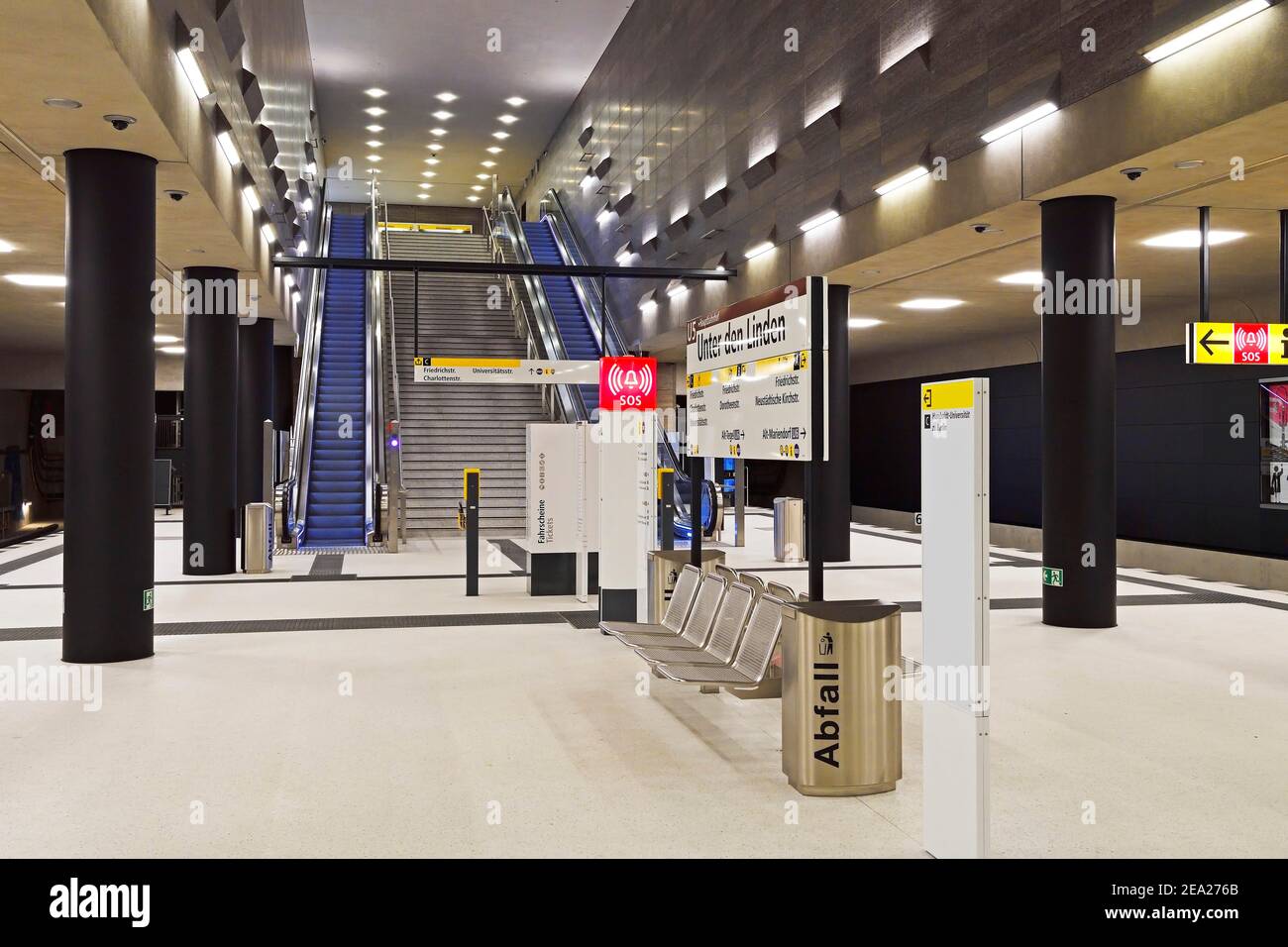 Der neue Bahnhof unter den Linden der U-Bahn-Linie U5, Berlin ...