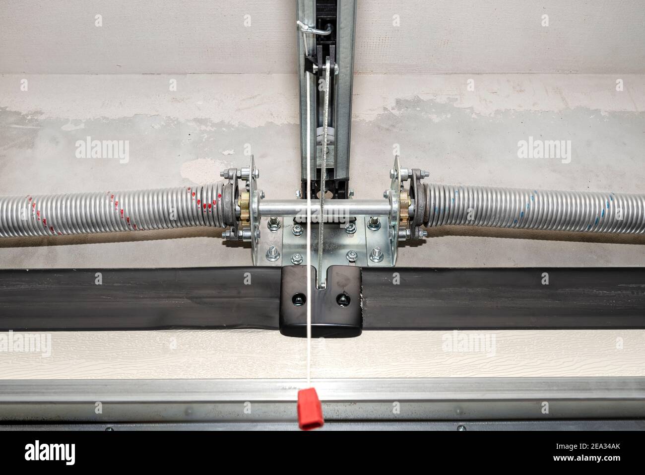 Federn Spannen des Hauses Garagentor Mechanismus, Blick von innen ...