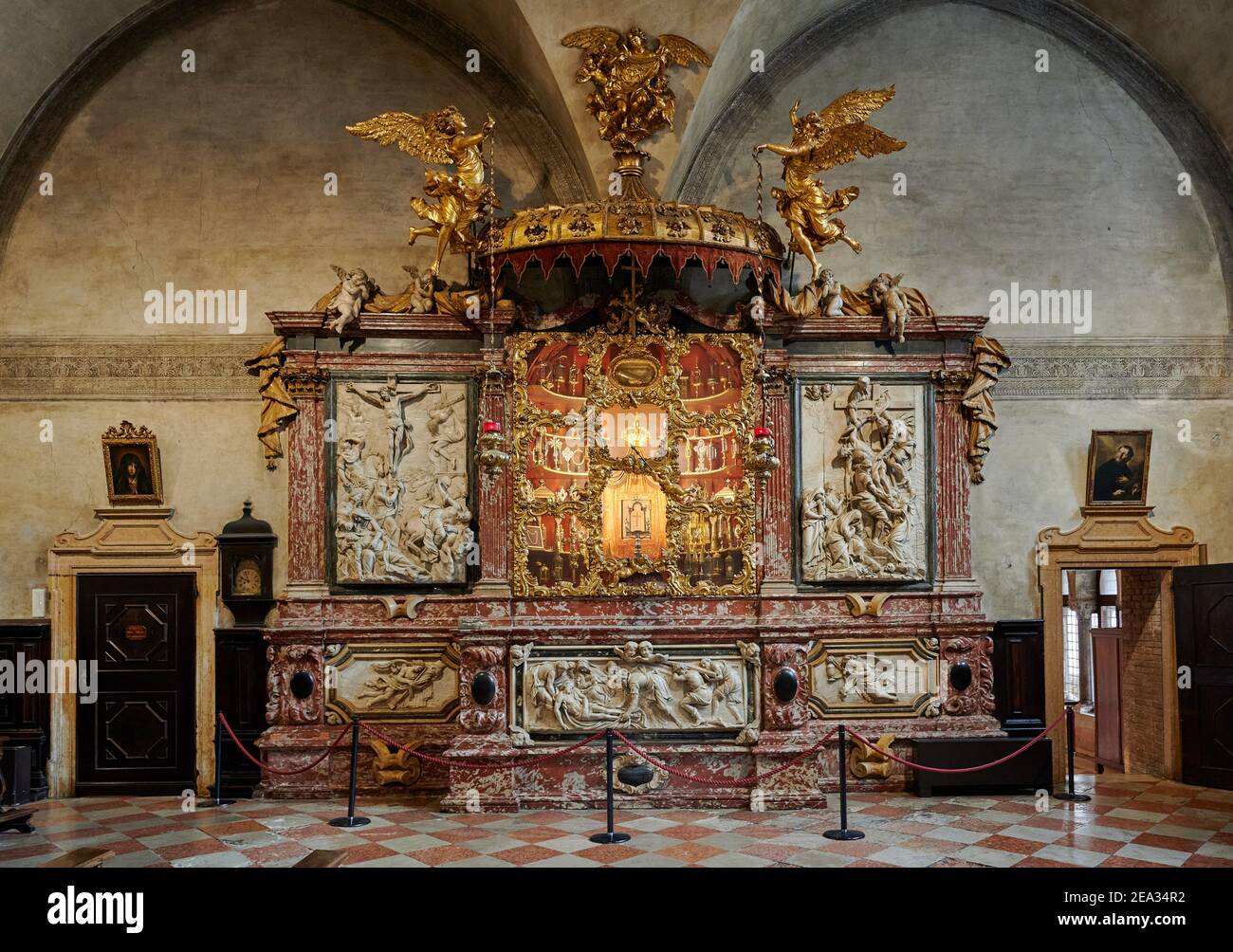 Altar der reliquien in der basilika santa maria gloriosa dei frari -Fotos und -Bildmaterial in ...
