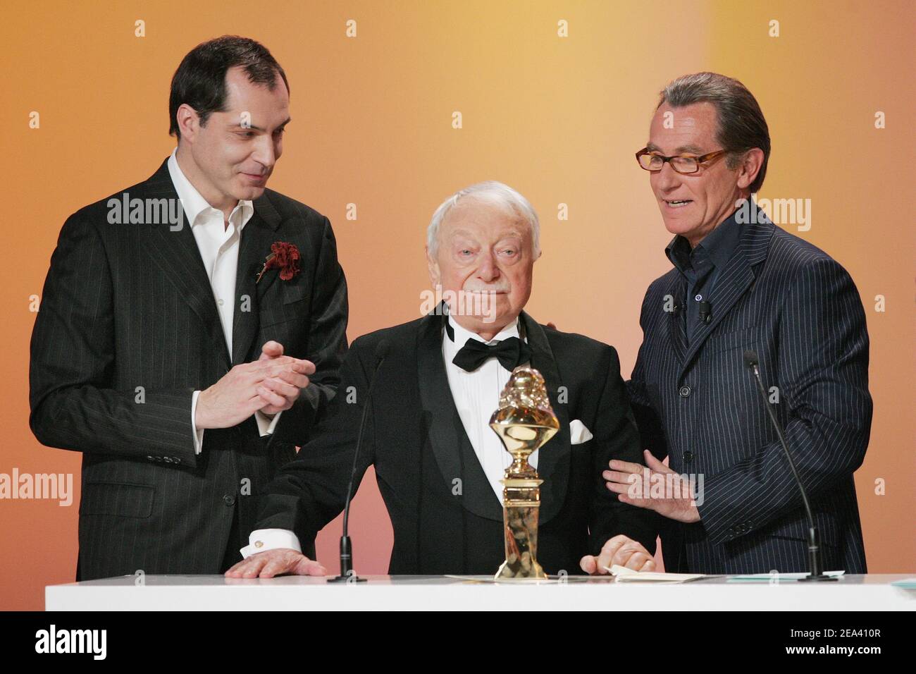 Der französische Schauspieler Maurice Chevit (C), bester ...