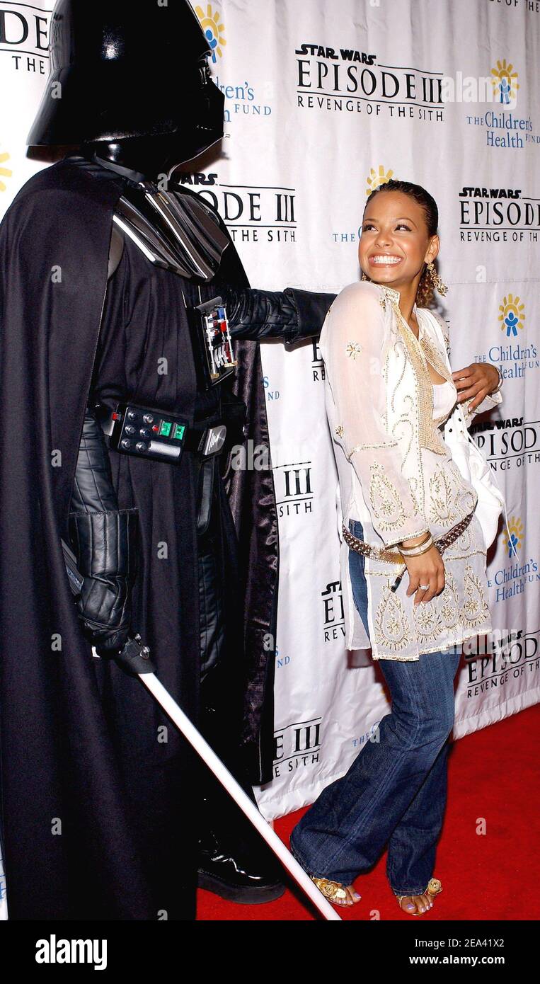 Darth Vader und Christina Milian posieren gemeinsam bei der Premiere ...