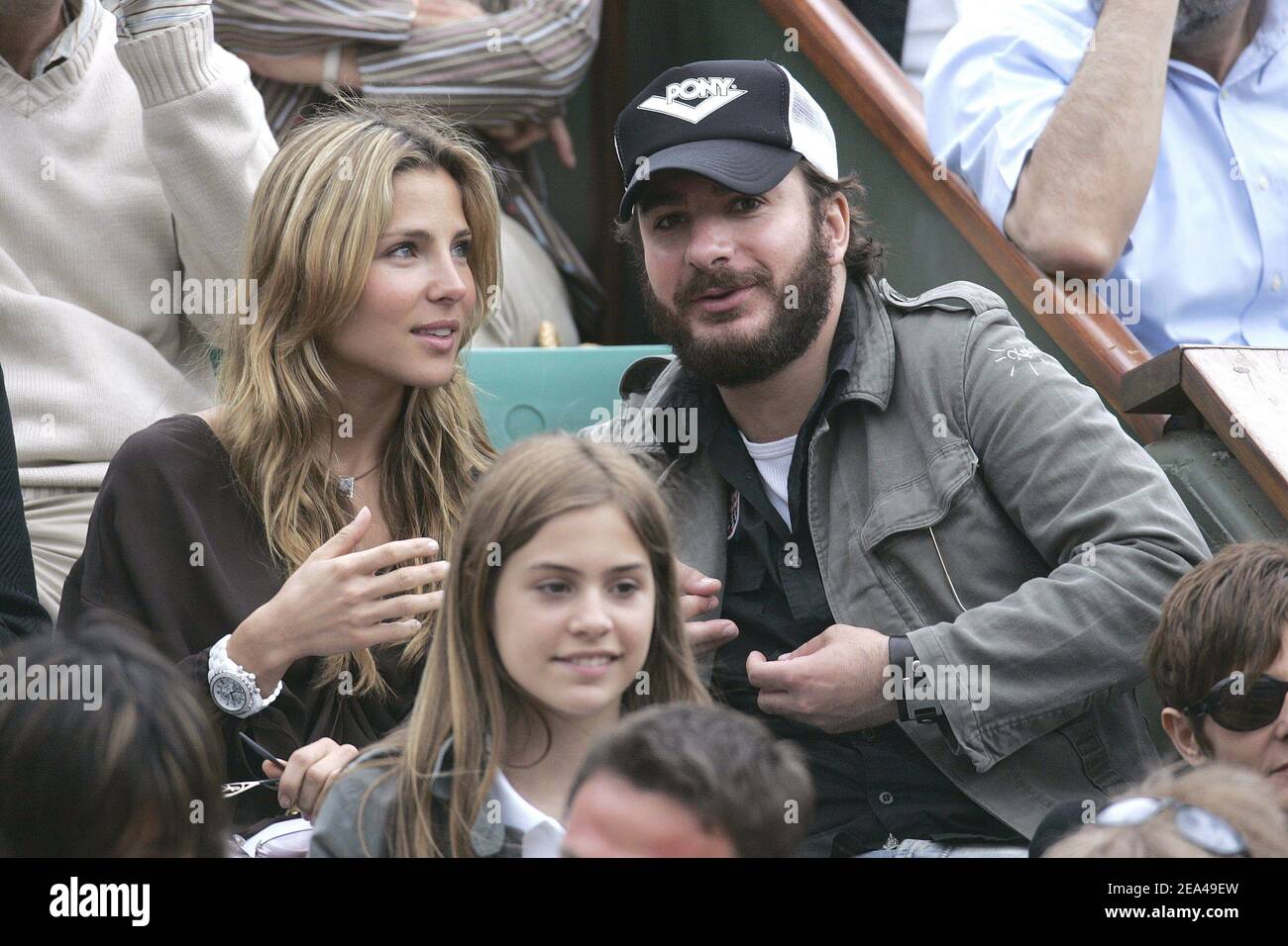 Der französische Schauspieler Michael Youn und seine spanische Freundin ...