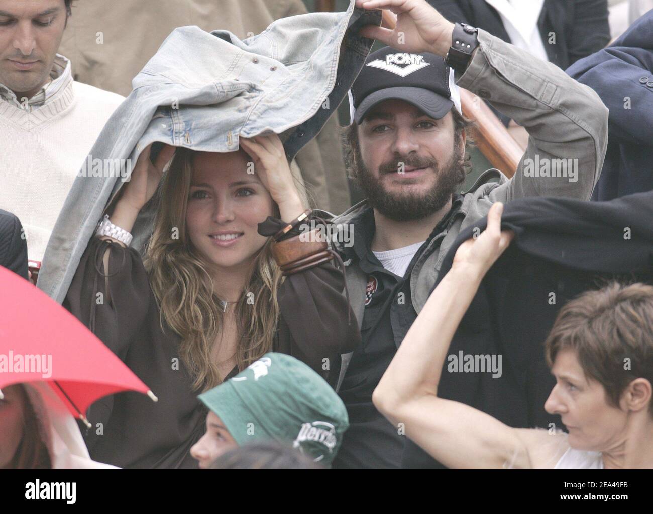 Der französische Schauspieler Michael Youn und seine spanische Freundin ...