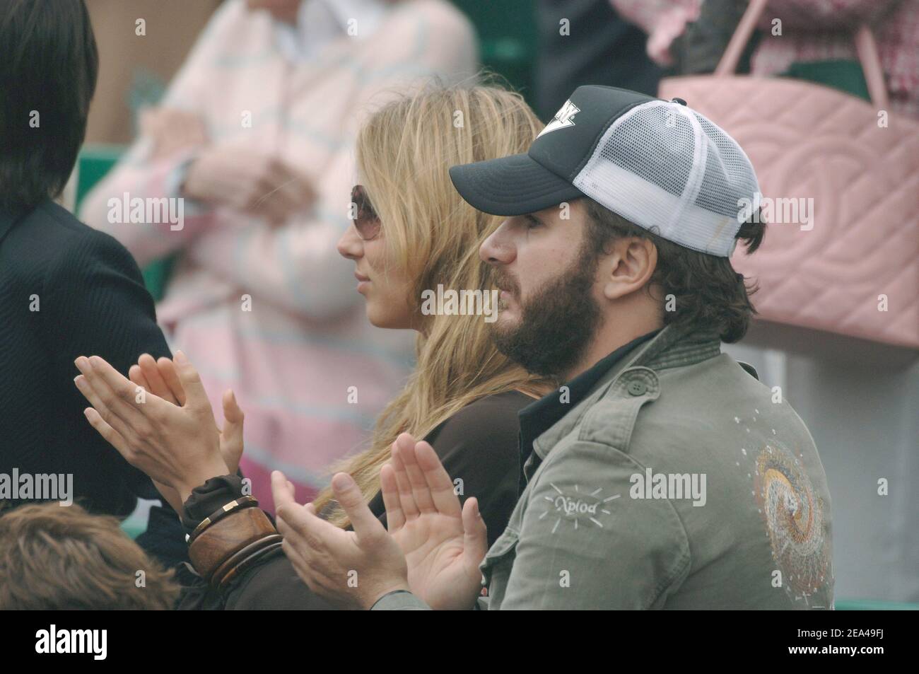 Der französische Schauspieler Michael Youn und seine spanische Freundin ...