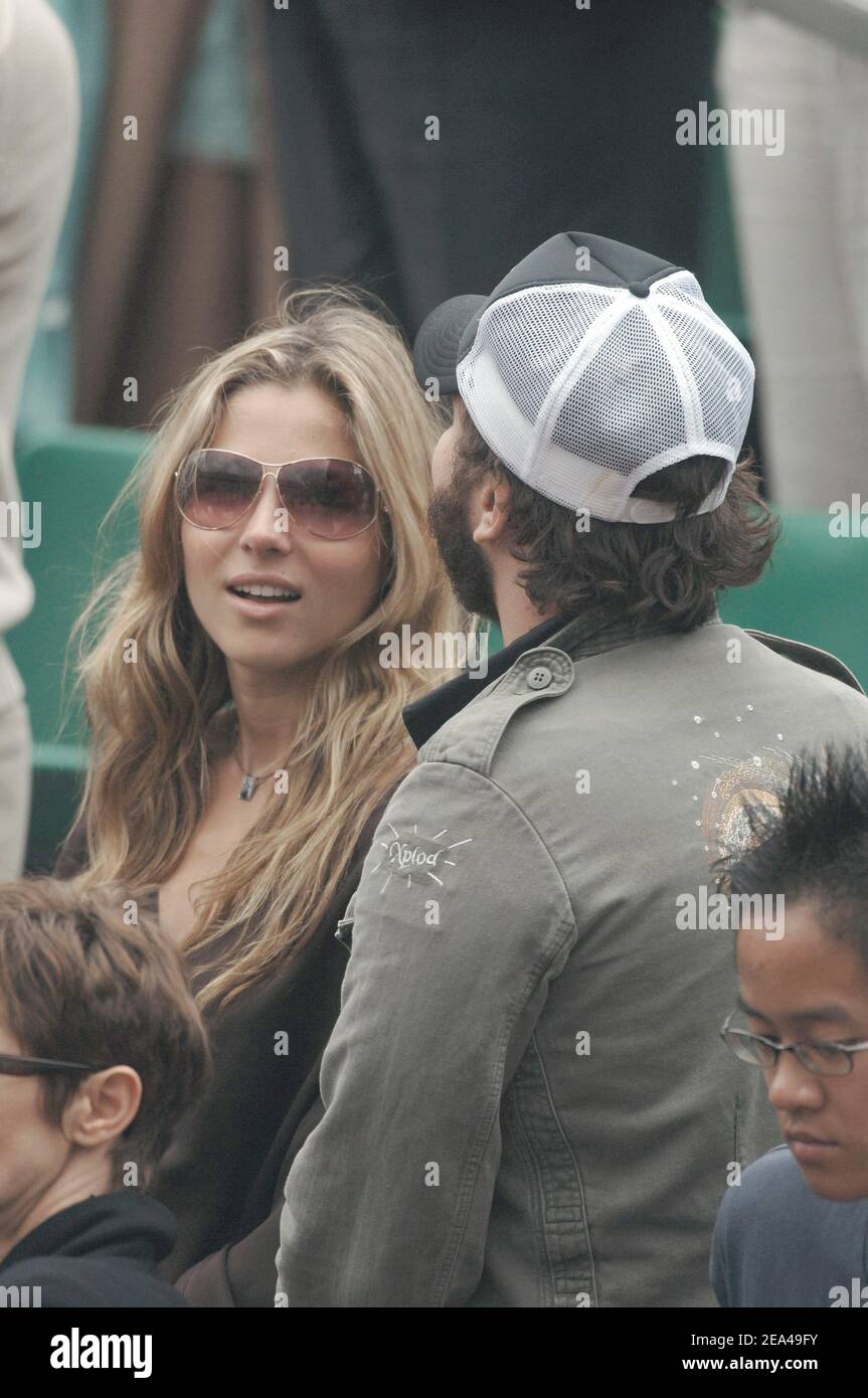 Der französische Schauspieler Michael Youn und seine spanische Freundin ...