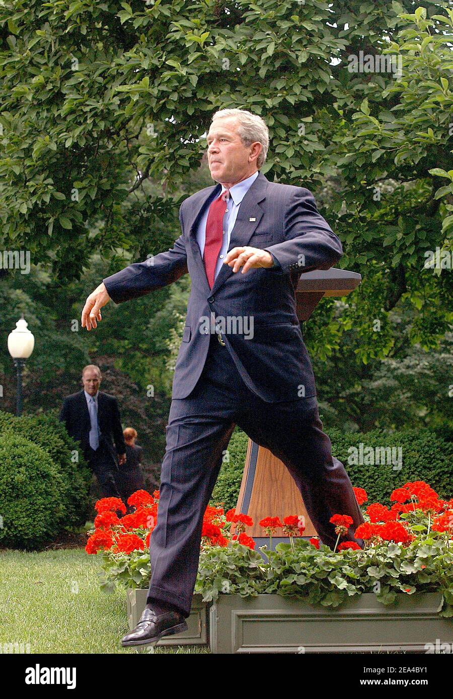 Präsident George W. Bush hält am 13. Juni 2005 im Weißen Haus, Rose ...