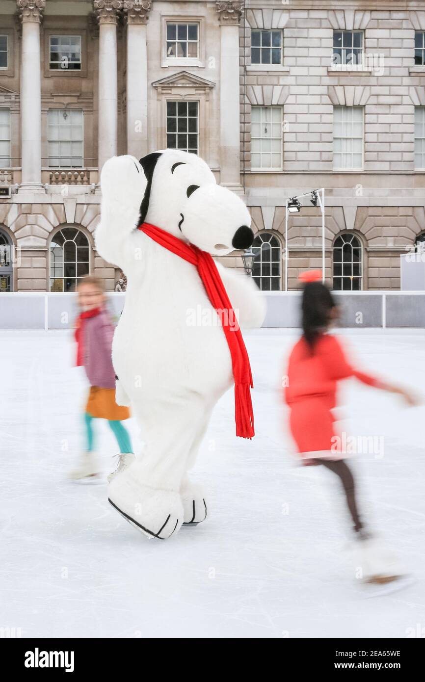 Snoopy, Beagle Charakter aus den Peanuts mit lilttle Skater auf dem Eis ...