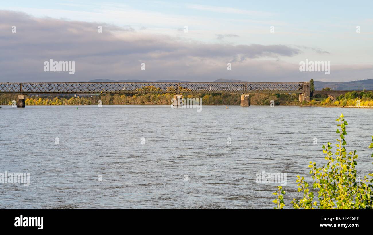 Blick von Engers auf die Eisenbahnbrücke in Urmitz, Rheinland-Pfalz ...