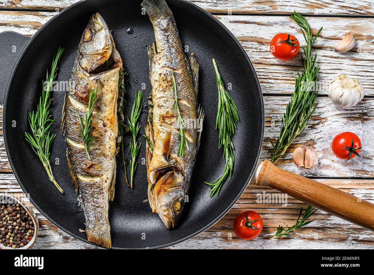 BBQ Sea Bass Fisch, gebratenen Seebarsch in einer Pfanne. Weißer ...