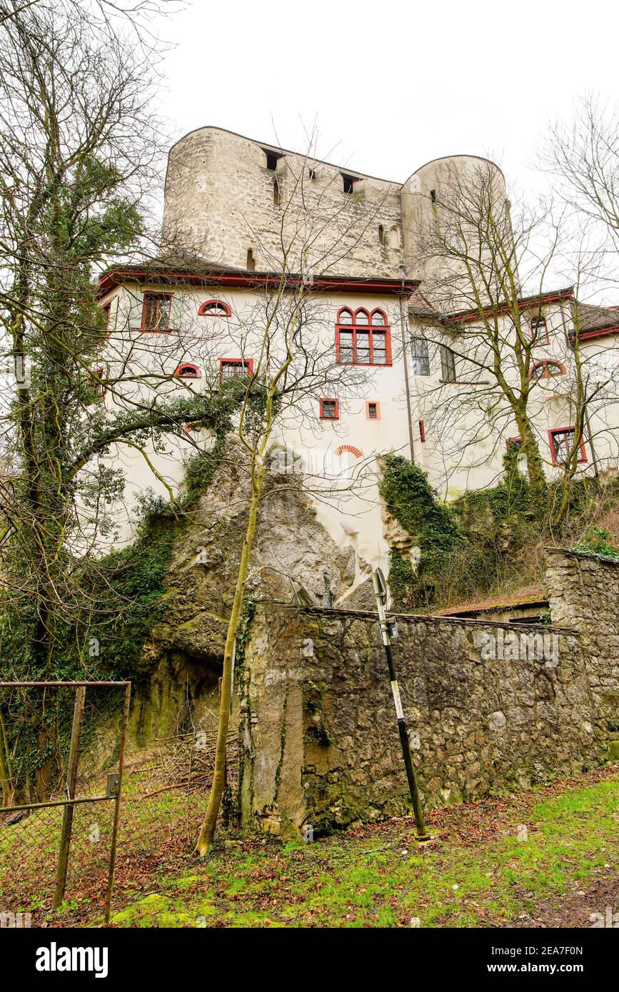 Schloss Angenstein ist eine mittelalterliche Burg in der Gemeinde Duggingen. Das gut erhaltene ...
