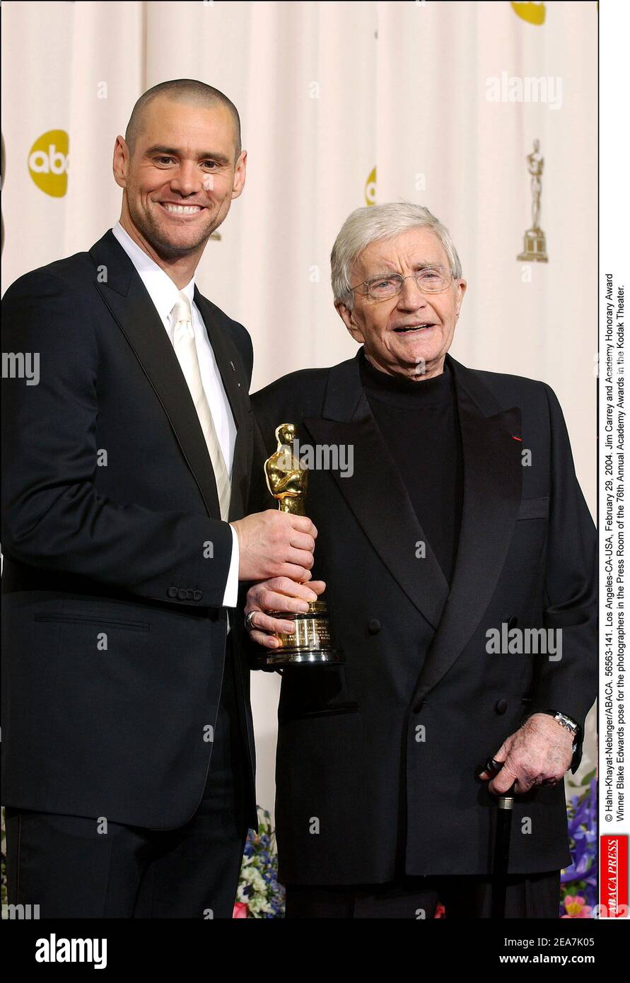 Jim Carrey und Oscar-Preisträger Blake Edwards posieren für die ...
