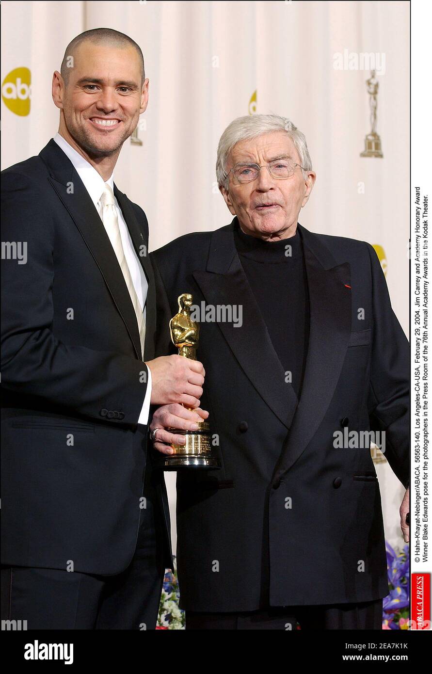Jim Carrey und Oscar-Preisträger Blake Edwards posieren für die ...