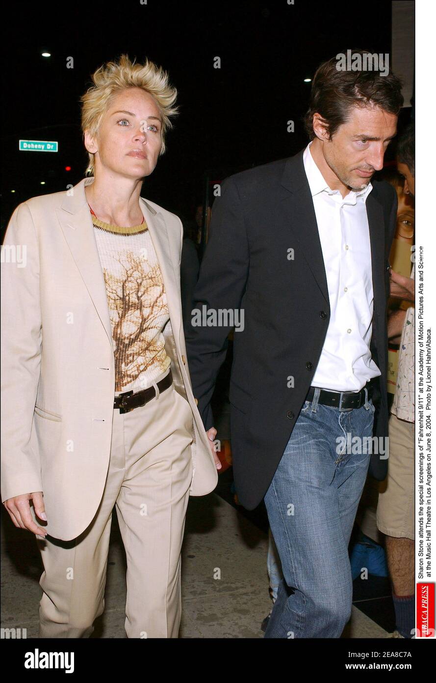 Sharon Stone und ihr Freund Bernie Cahill besuchen am 8. Juni 2004 die ...