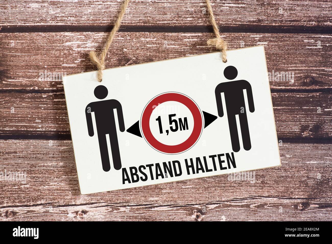 Ein Schild, das den Mindestabstand zwischen den Personen angibt ...