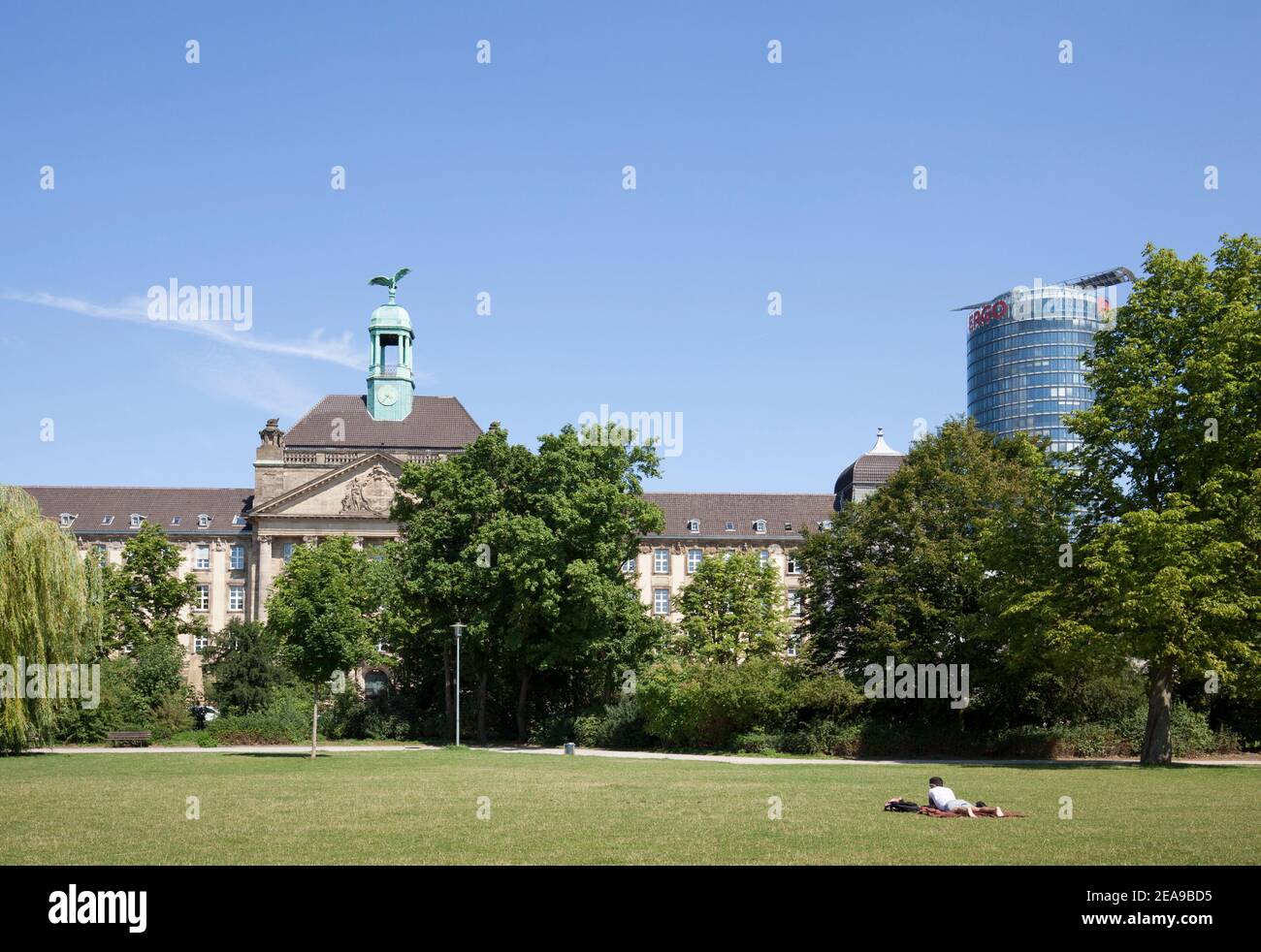 Ehrenhof duesseldorf -Fotos und -Bildmaterial in hoher Auflösung – Alamy
