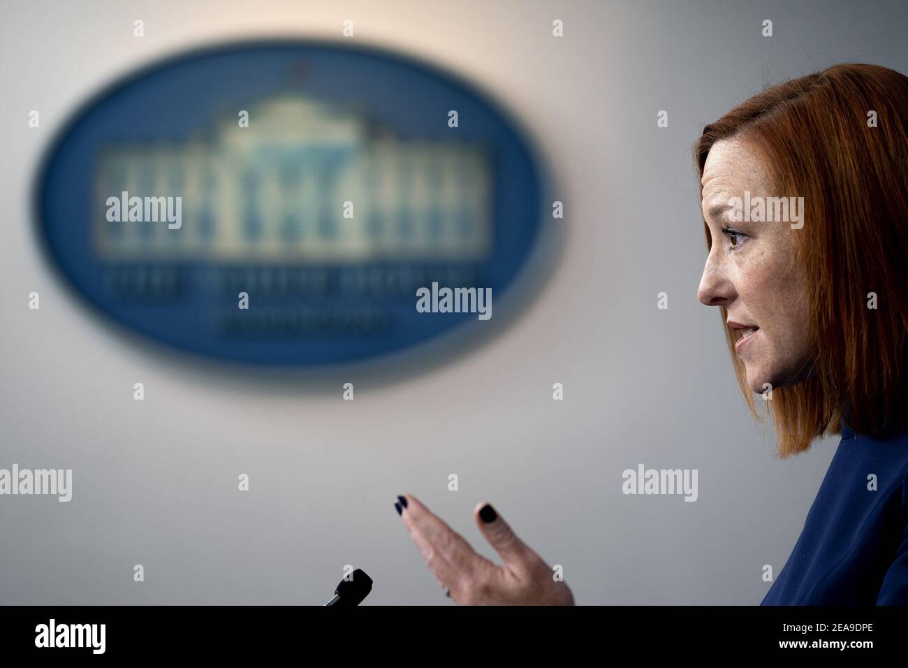 Washington, Usa. Februar 2021, 08th. Jen Psaki, Pressesprecherin des Weißen Hauses, spricht ...