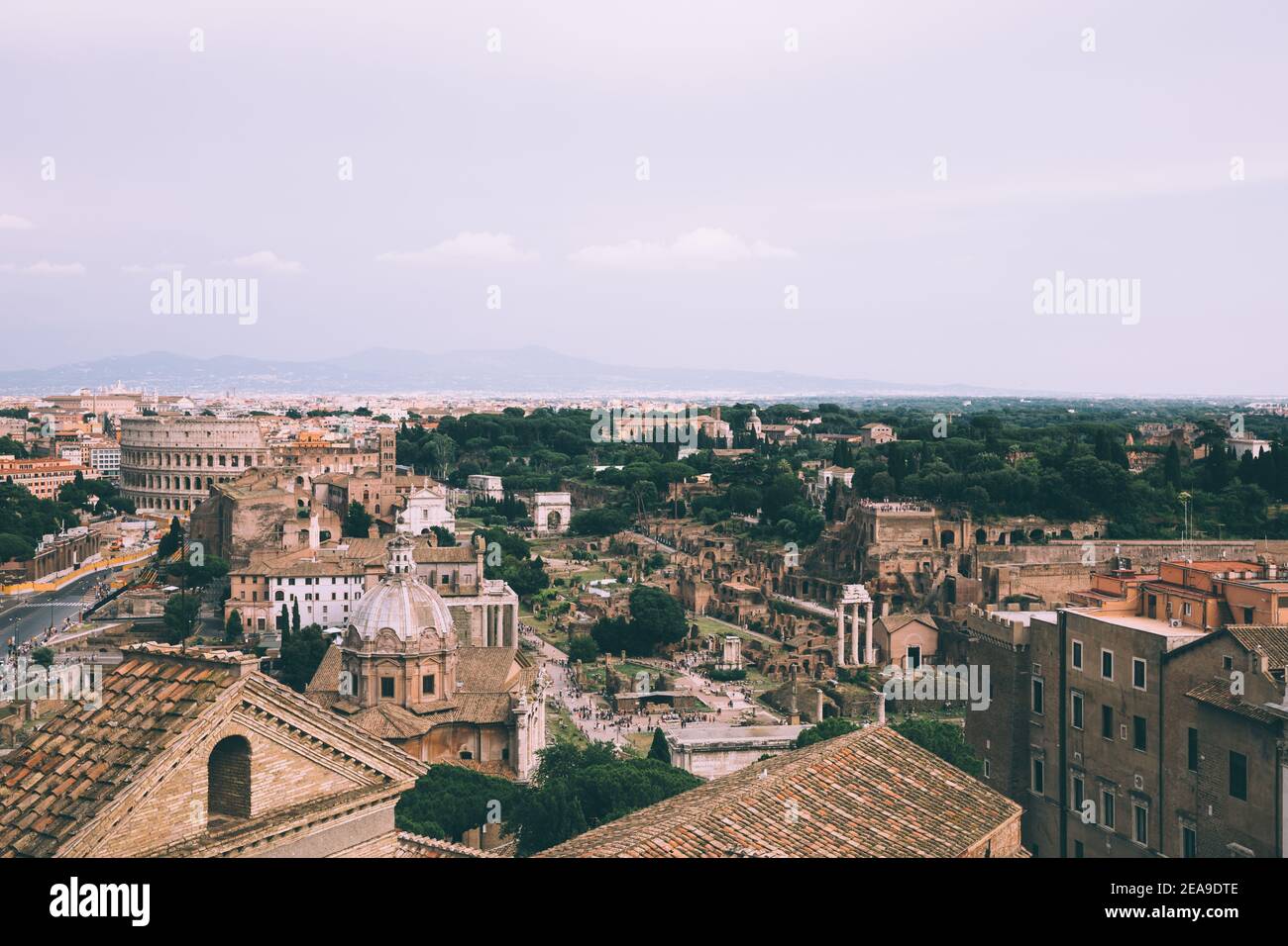 Panoramablick auf die Stadt Rom, Forum Romanum und Kolosseum von ...