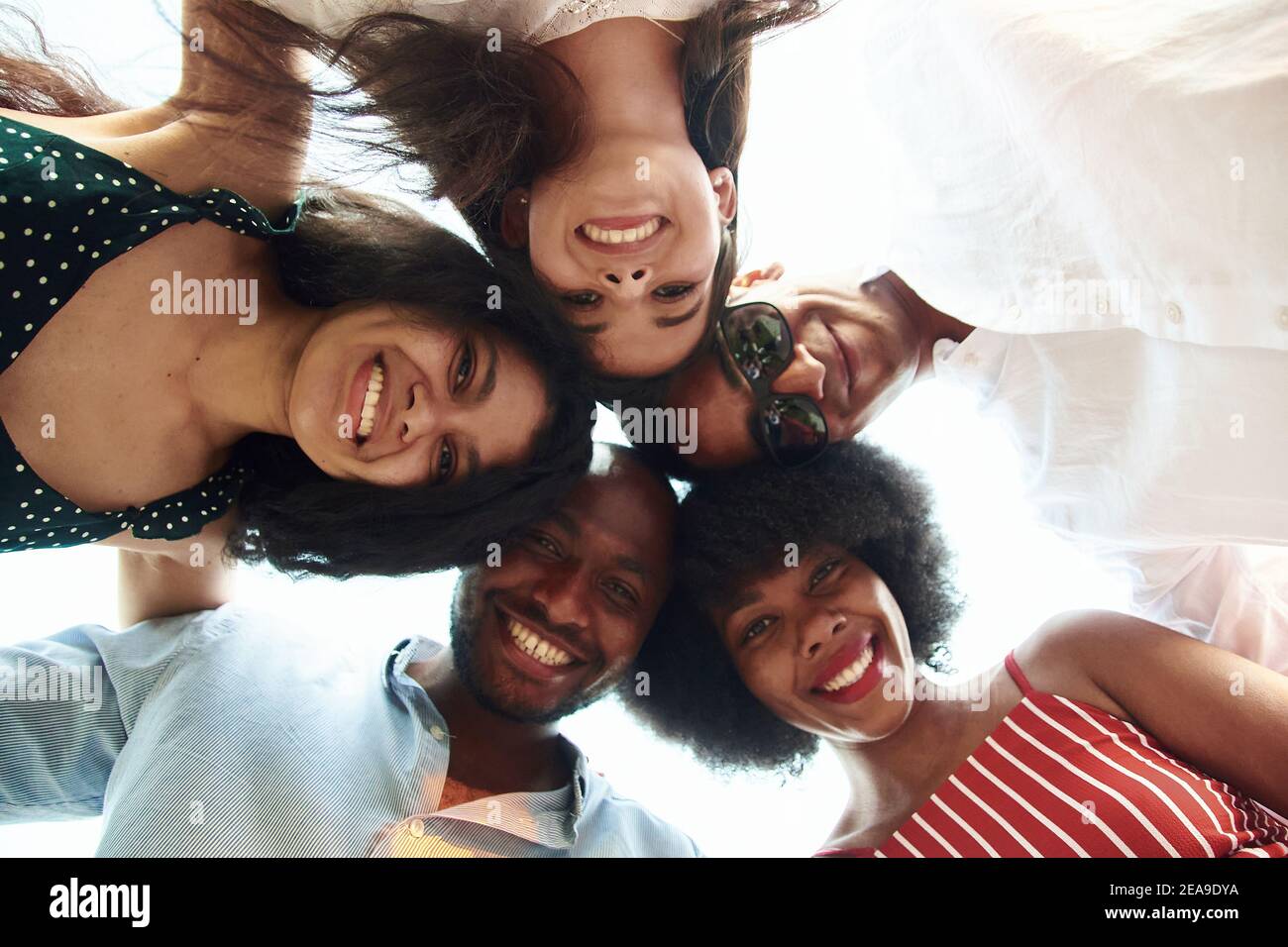 Kreis Umarmen Stockfotos und -bilder Kaufen - Alamy