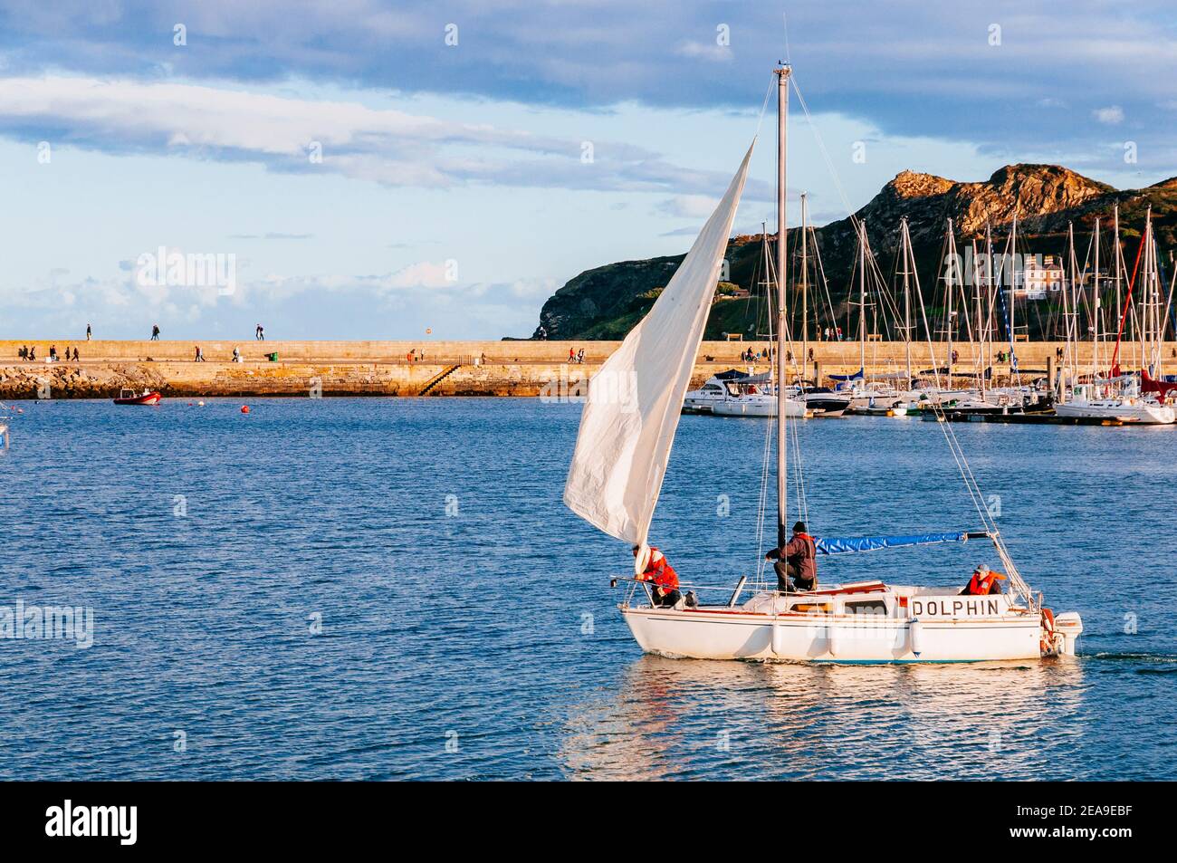 Segelboot, das aus dem Hafen segelt. Howth, County Dublin, Irland ...