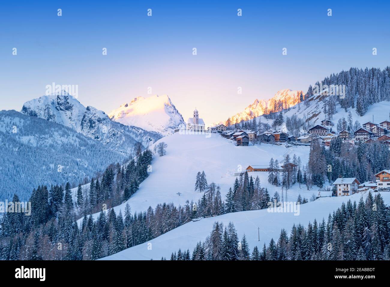 Colle santa lucia bei sonnenaufgang europa -Fotos und -Bildmaterial in ...