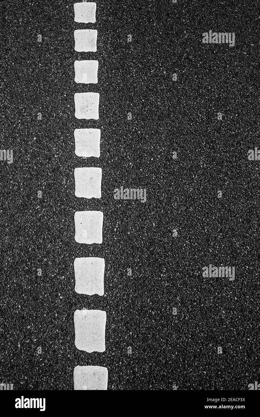 Zentrale fahrbahnmarkierung -Fotos und -Bildmaterial in hoher Auflösung ...