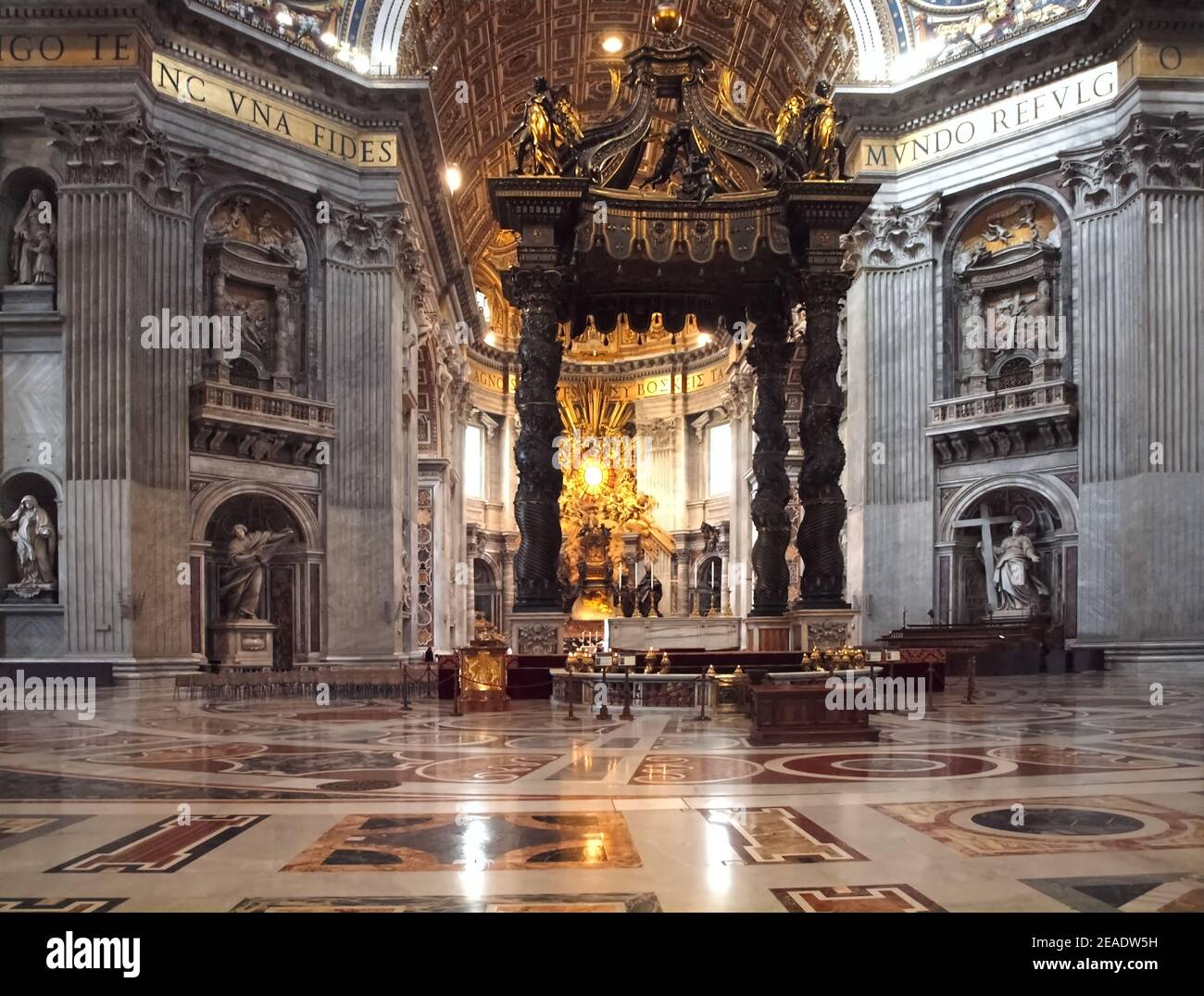 Petersdom innen -Fotos und -Bildmaterial in hoher Auflösung – Alamy