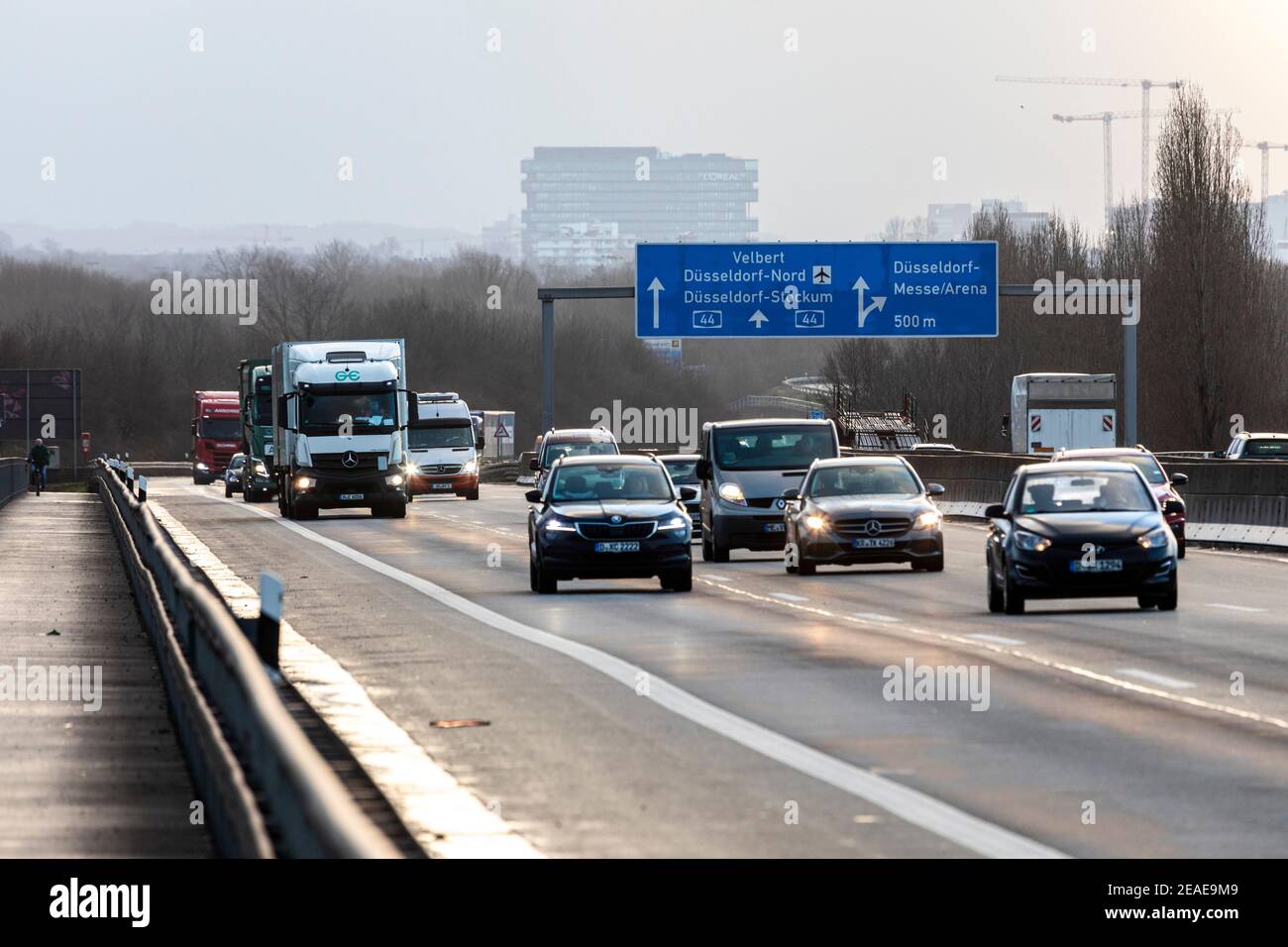 German autobahn dusseldorf -Fotos und -Bildmaterial in hoher Auflösung ...