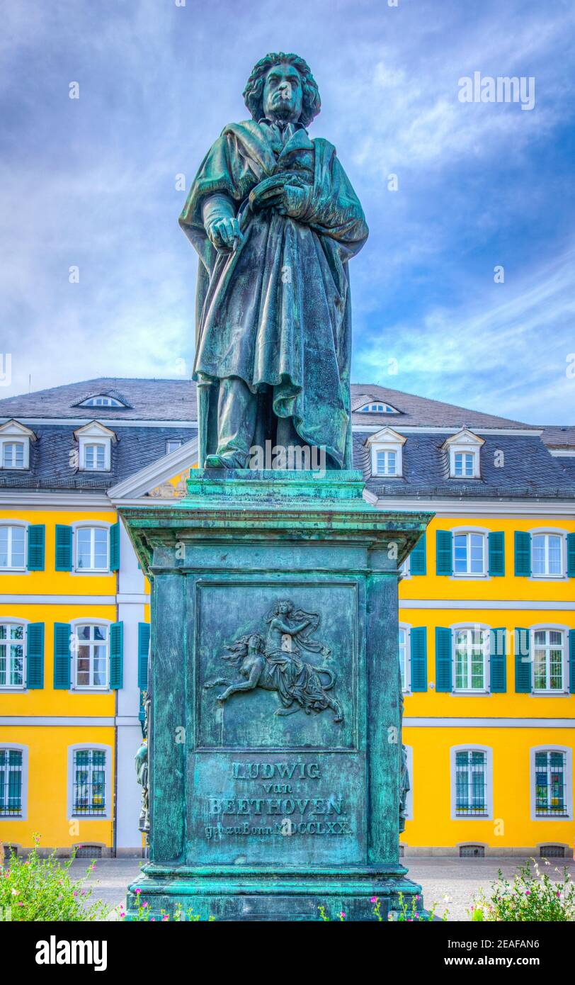 Statue von Ludwig van Beethoven auf dem Münsterplatz im Zentrum von ...