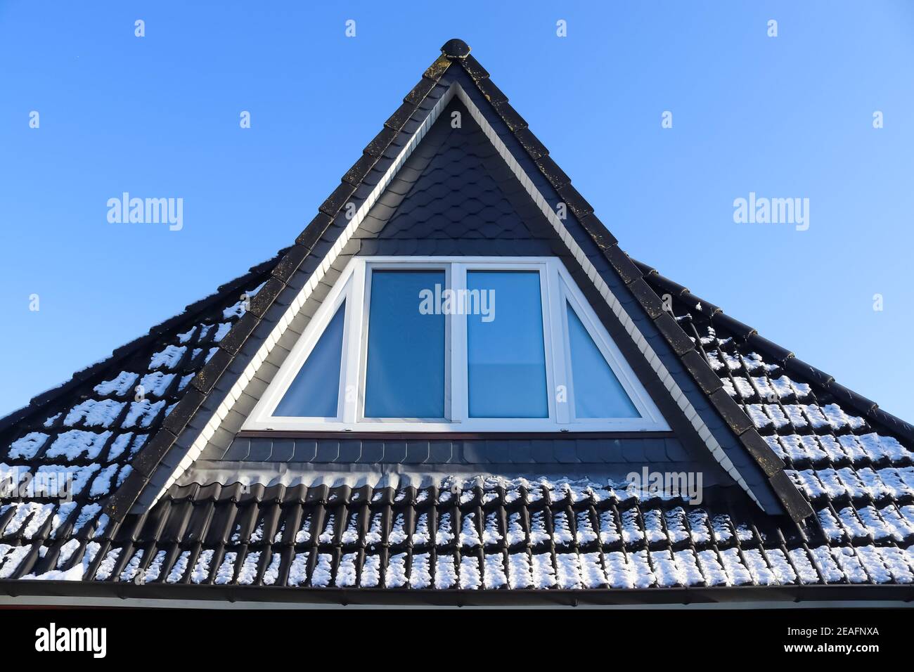 Dreieckiges dach -Fotos und -Bildmaterial in hoher Auflösung – Alamy Dreieckiges dach -Fotos und -Bildmaterial in hoher Auflösung – Alamy