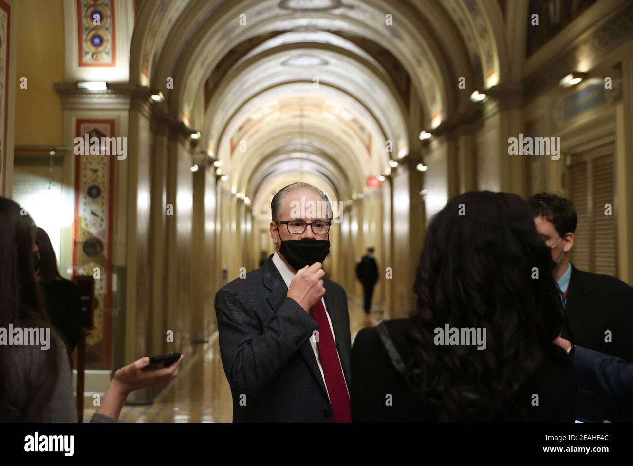 US-Senator Mike Braun (R-IN) spricht mit Reportern, als er das Capitol ...