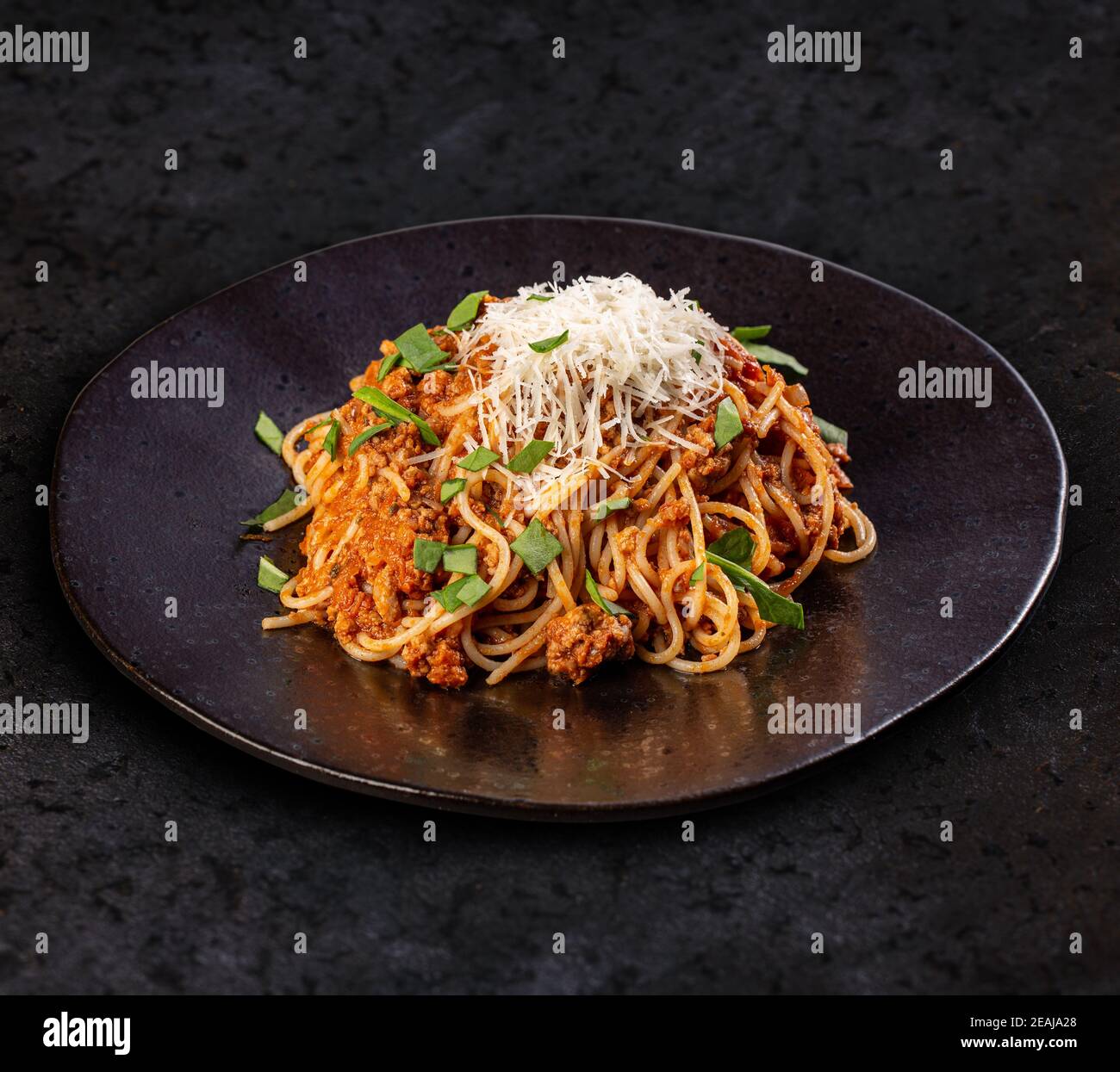 Teller mit spaghetti bolognese -Fotos und -Bildmaterial in hoher ...