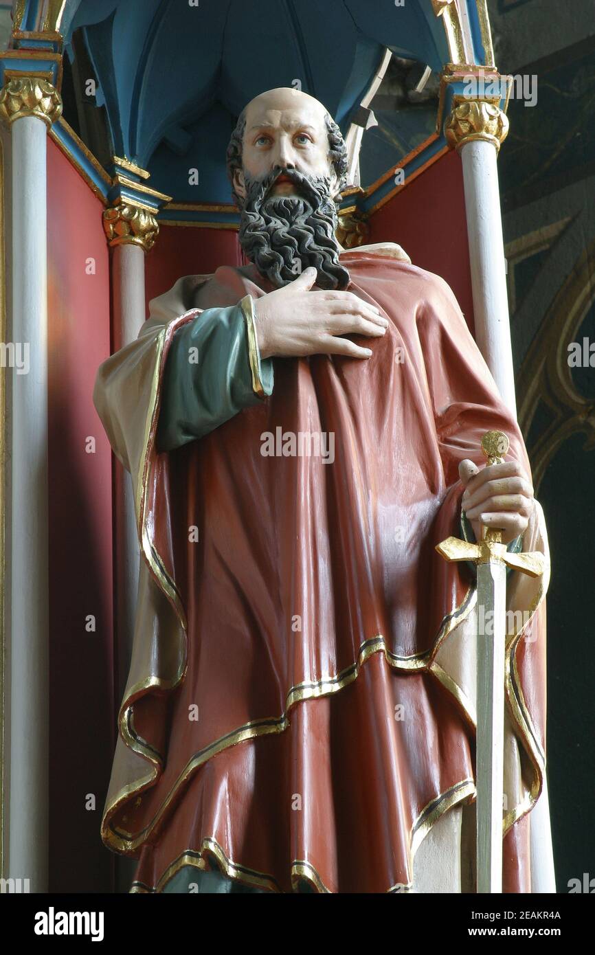 Statue des Heiligen Paulus auf dem Hauptaltar in der Pfarrkirche der Geburt der Jungfrau Maria ...