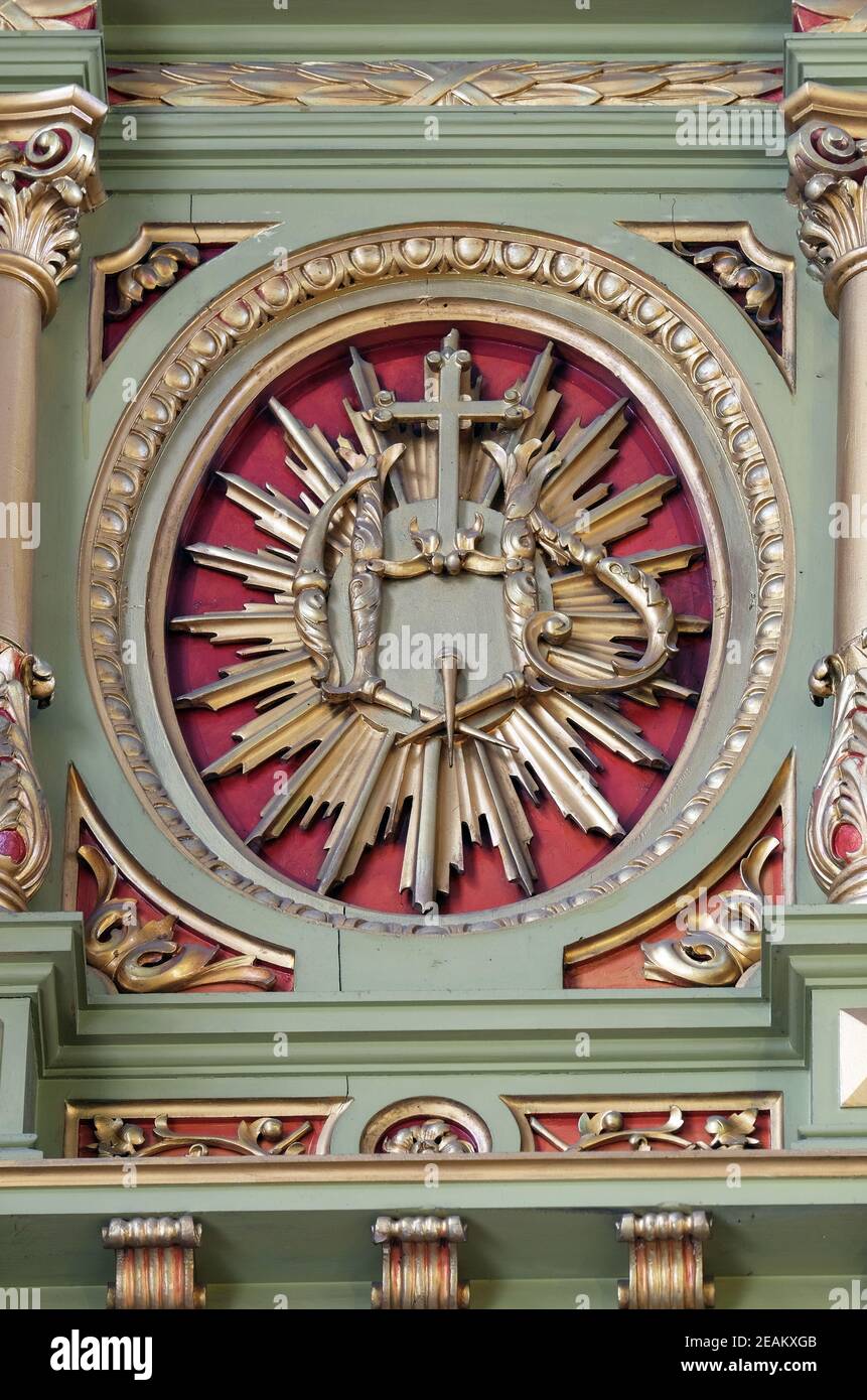 IHS unterzeichnen auf dem Altar in der Basilika des Heiligen Herzens Jesu in Zagreb, Kroatien ...