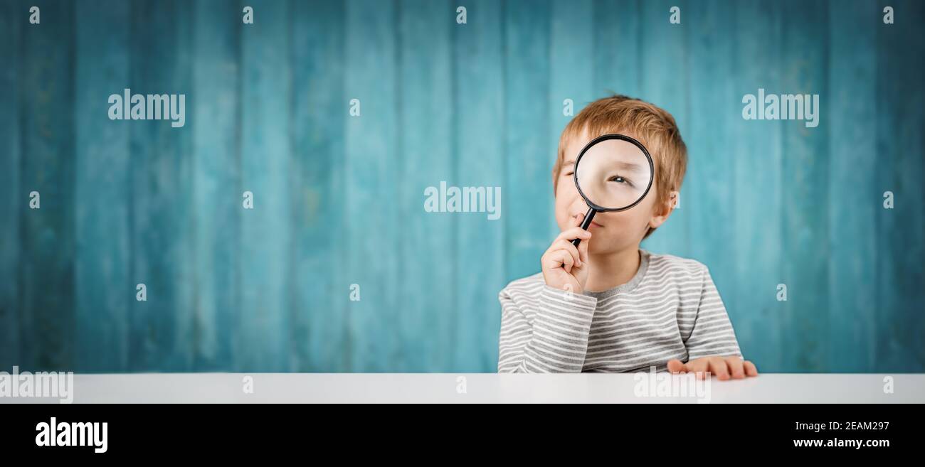 Kind mit einer lupe -Fotos und -Bildmaterial in hoher Auflösung – Alamy