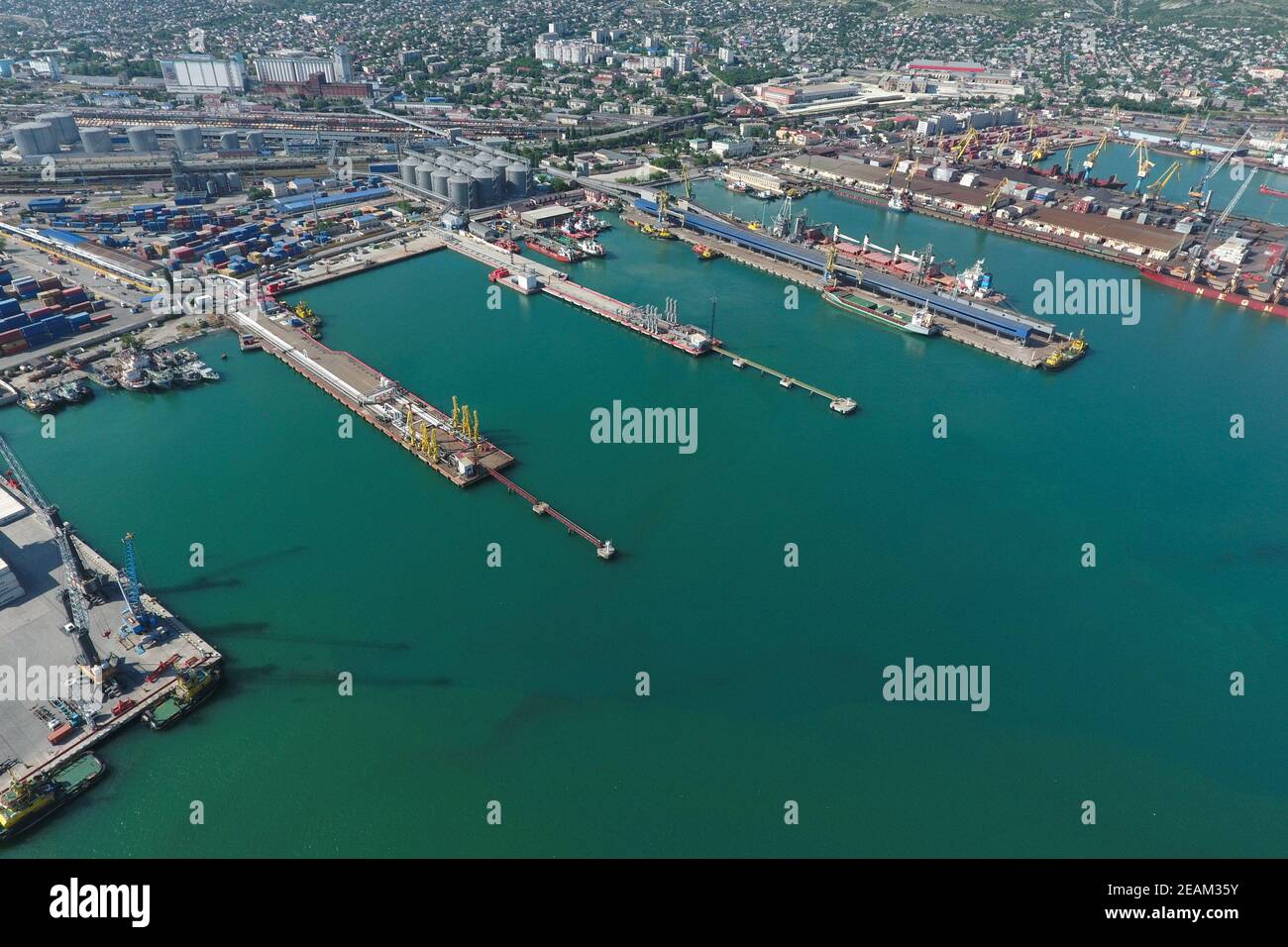 Industrielle Seehafen, Ansicht von oben. Hafenkräne und Frachtschiffe ...