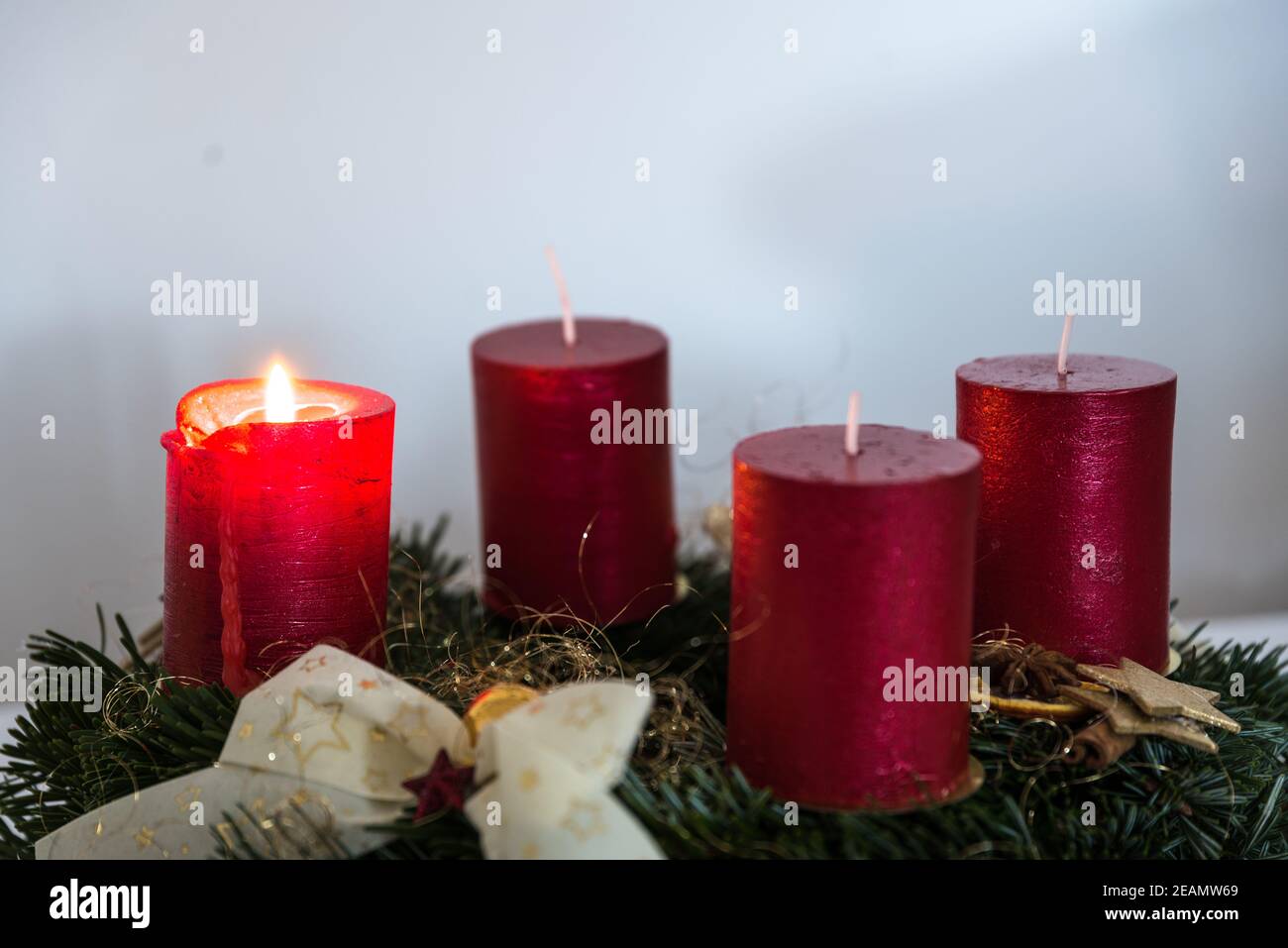 Die Erste Kerze Brennt Stockfotos und -bilder Kaufen - Alamy