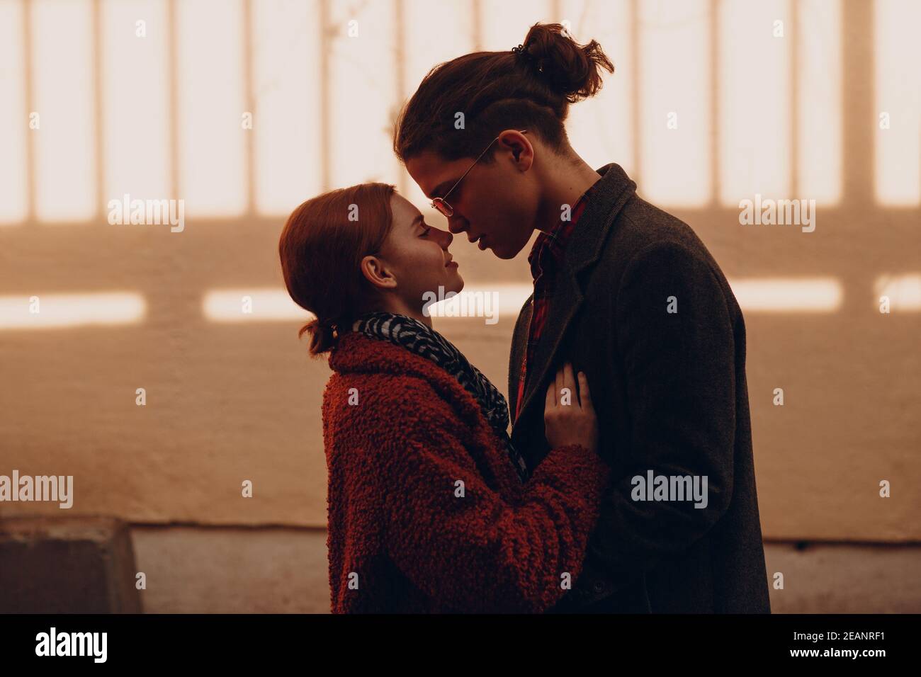 Umarmung paar schatten -Fotos und -Bildmaterial in hoher Auflösung – Alamy